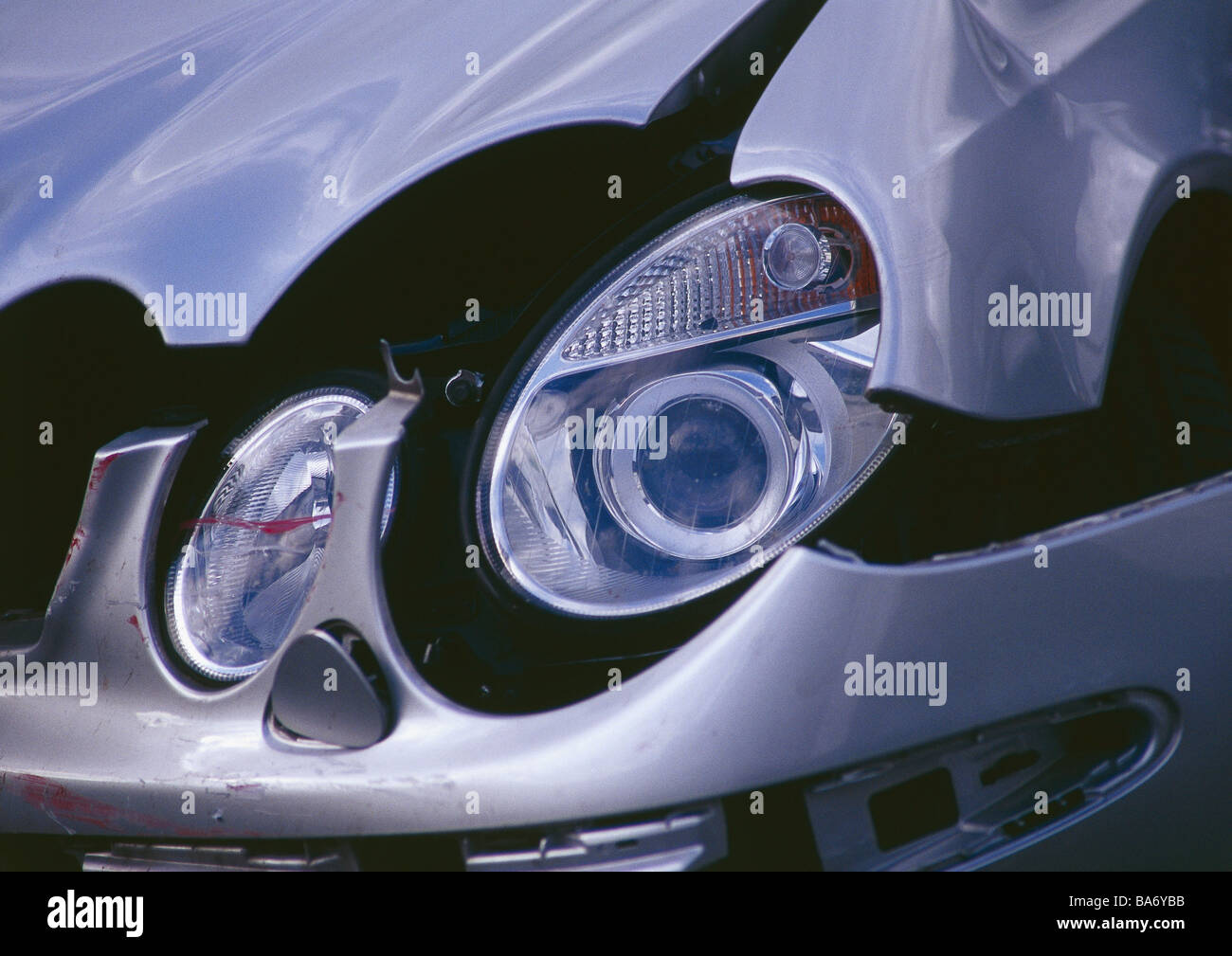 Unfallauto Front-Schaden Detail Serie Auto PKW Unfallauto Krankenwagen ...