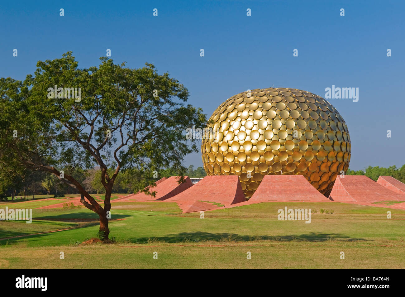 Auroville symbol -Fotos und -Bildmaterial in hoher Auflösung – Alamy