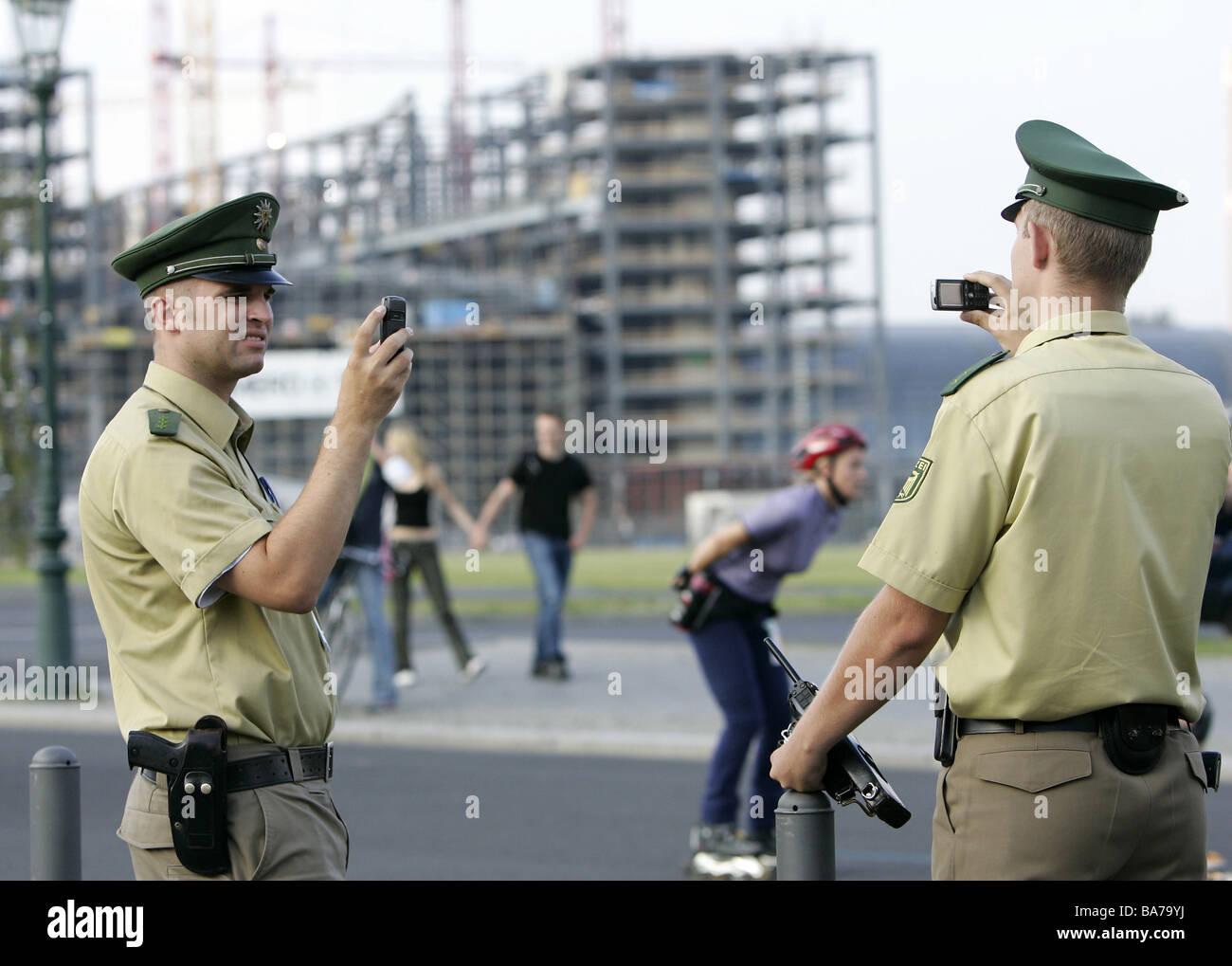 Stadt Polizei Handy fotografiert sich gegenseitig Passanten Menschen ...
