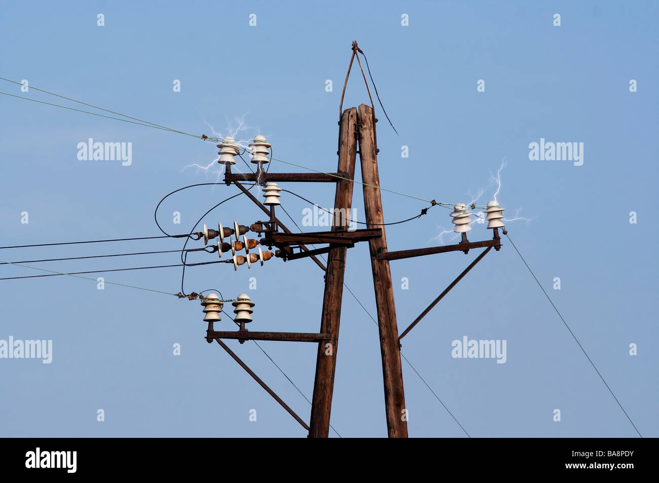 Electric power transmission -Fotos und -Bildmaterial in hoher Auflösung ...