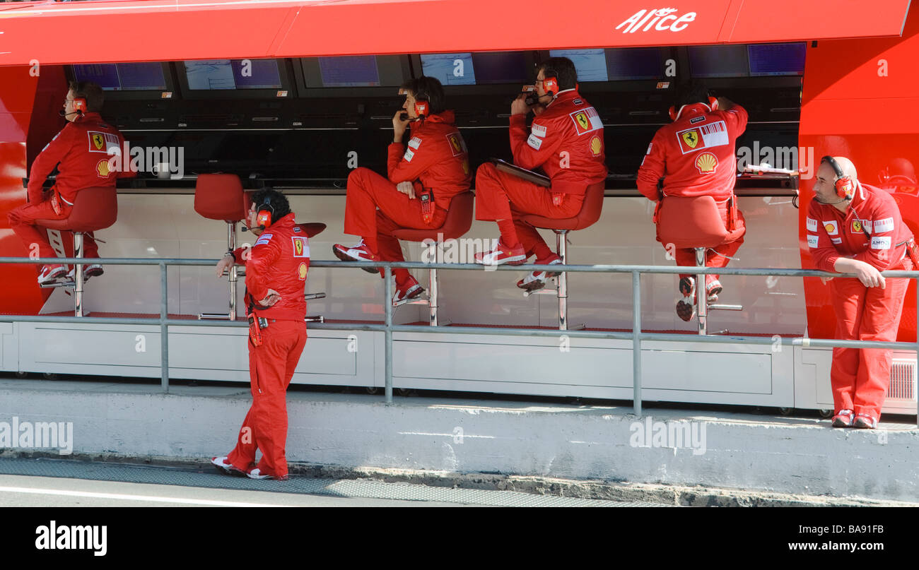 Ferrari formula 1 pit crew -Fotos und -Bildmaterial in hoher Auflösung ...