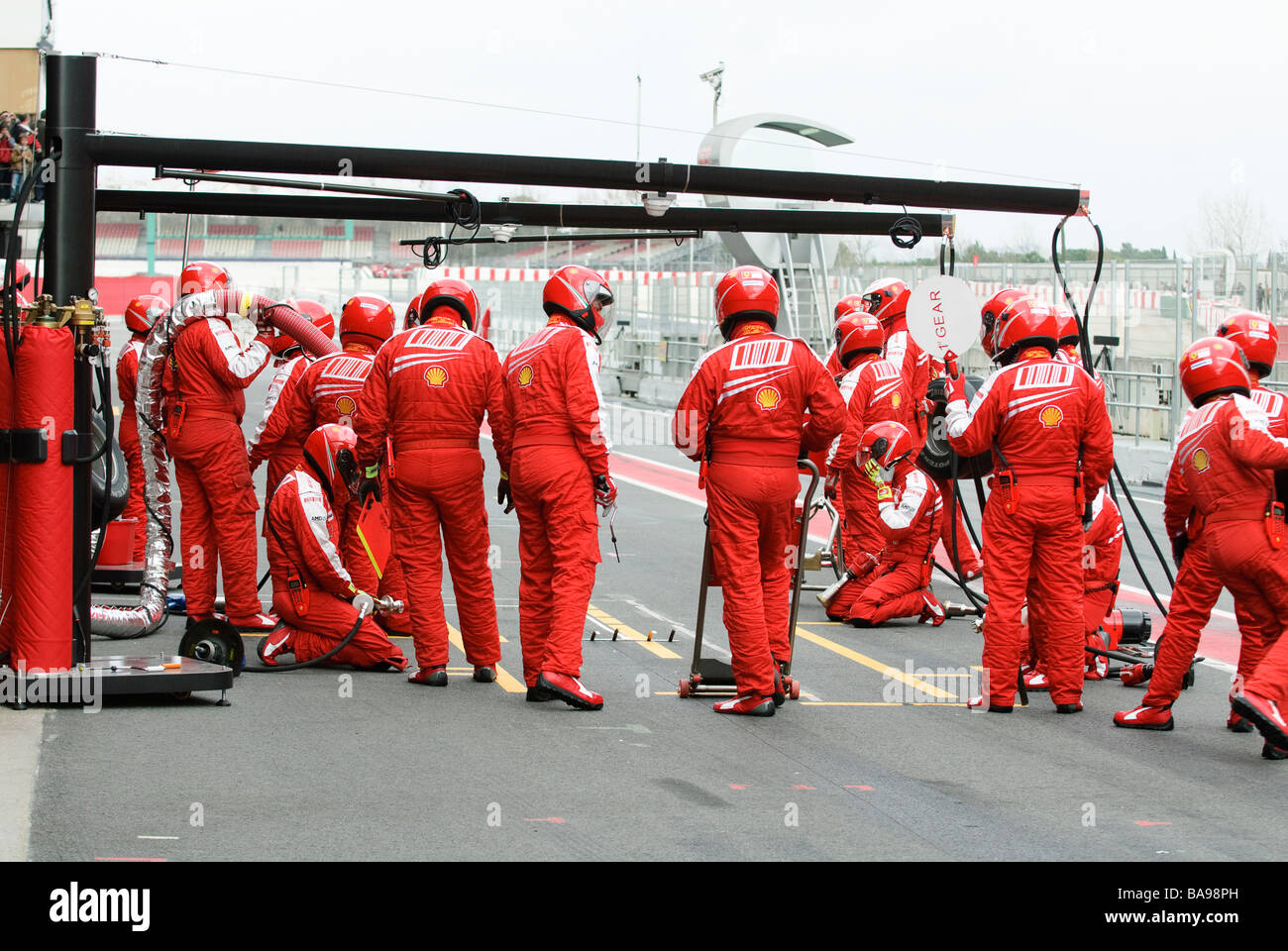 Ferrari formula 1 pit crew -Fotos und -Bildmaterial in hoher Auflösung ...