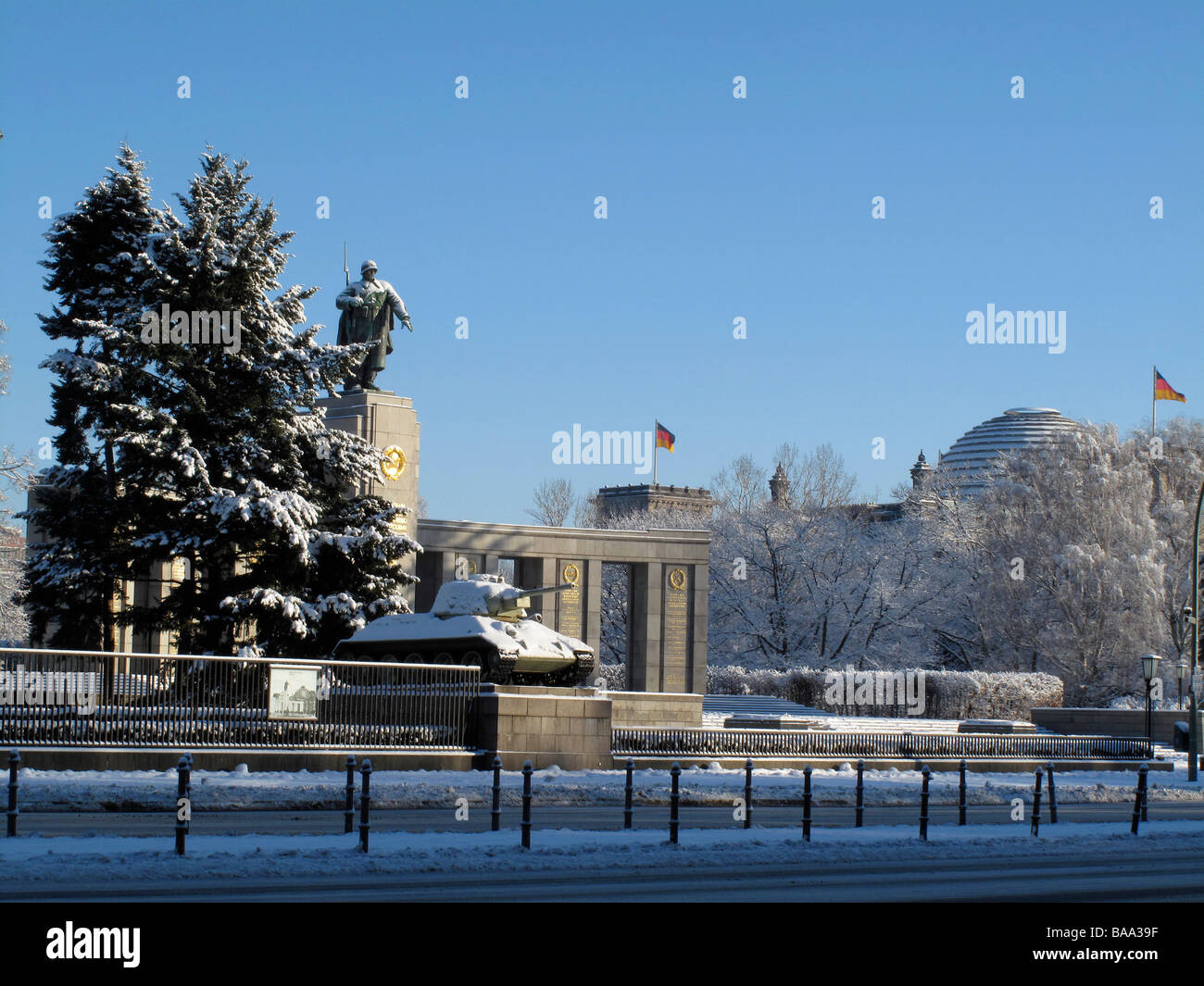 Sowjetisches Kriegsdenkmal Panzer Berlin Stockfotos und -bilder Kaufen - Alamy