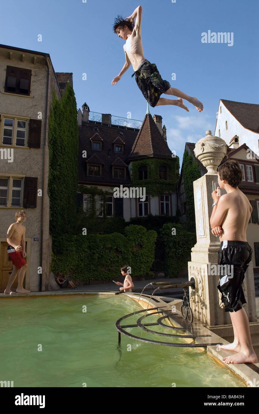 Kinder springbrunnen Stockfotos und -bilder Kaufen - Alamy