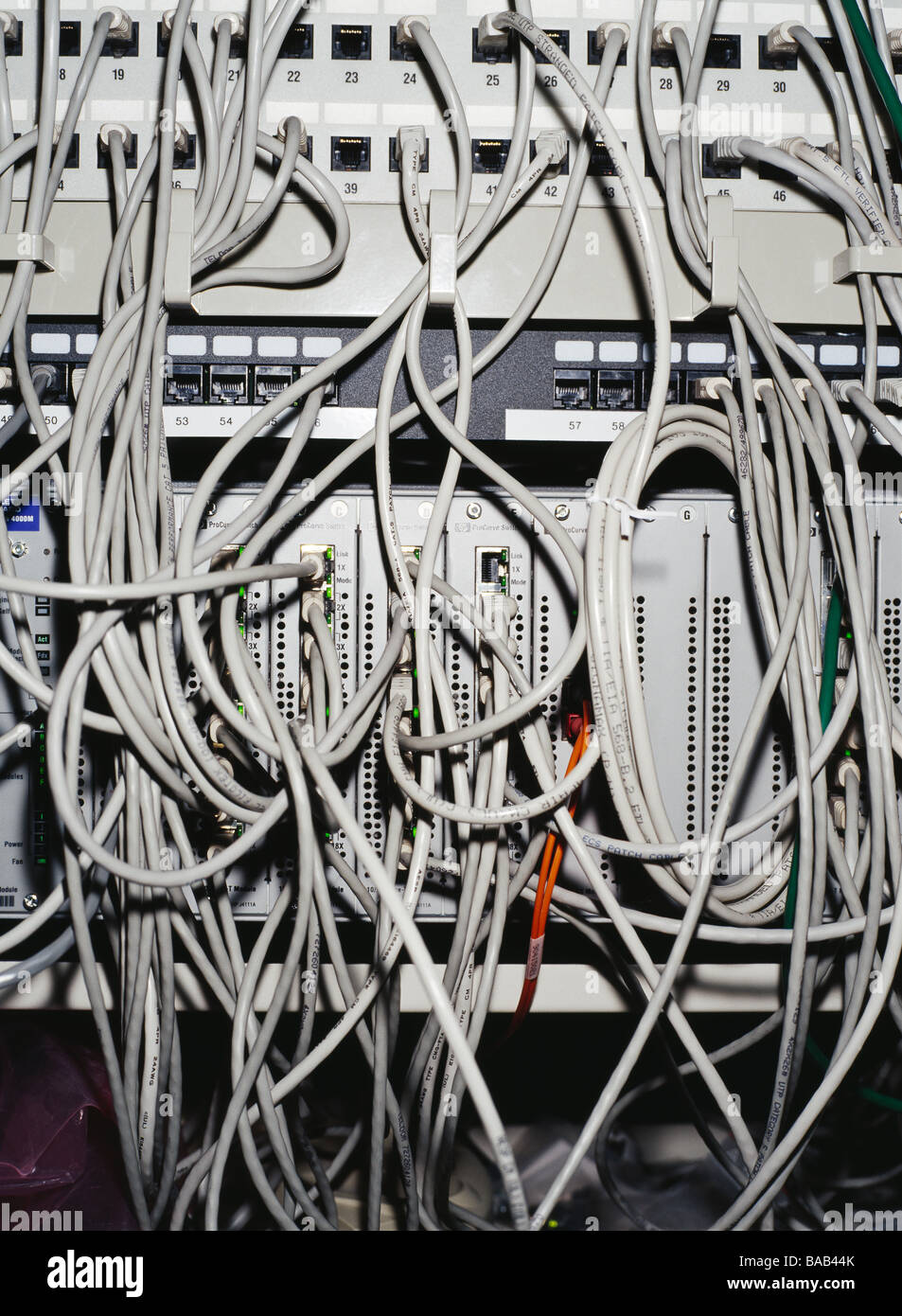 Verhedderte computerkabel -Fotos und -Bildmaterial in hoher Auflösung ...