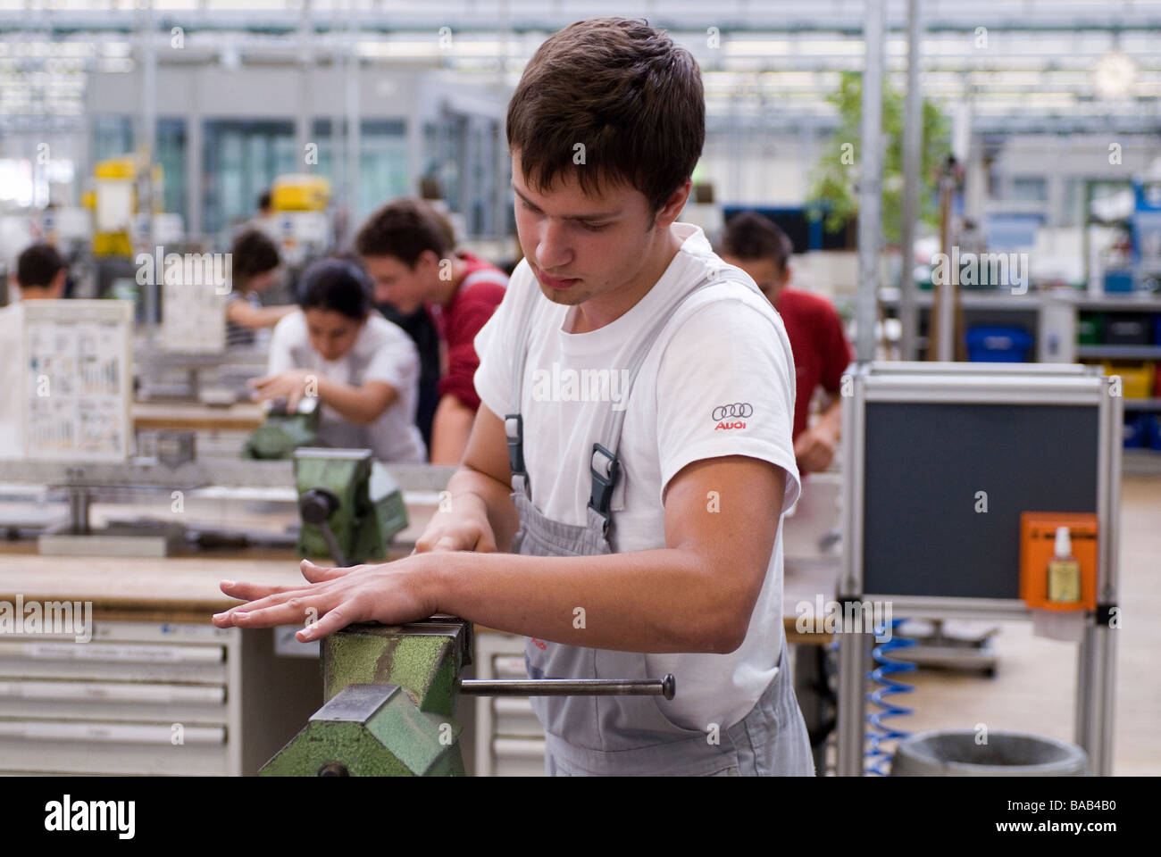 Lehrling arbeitet im Audi-Werk Ingolstadt, Deutschland Stockfotografie ...