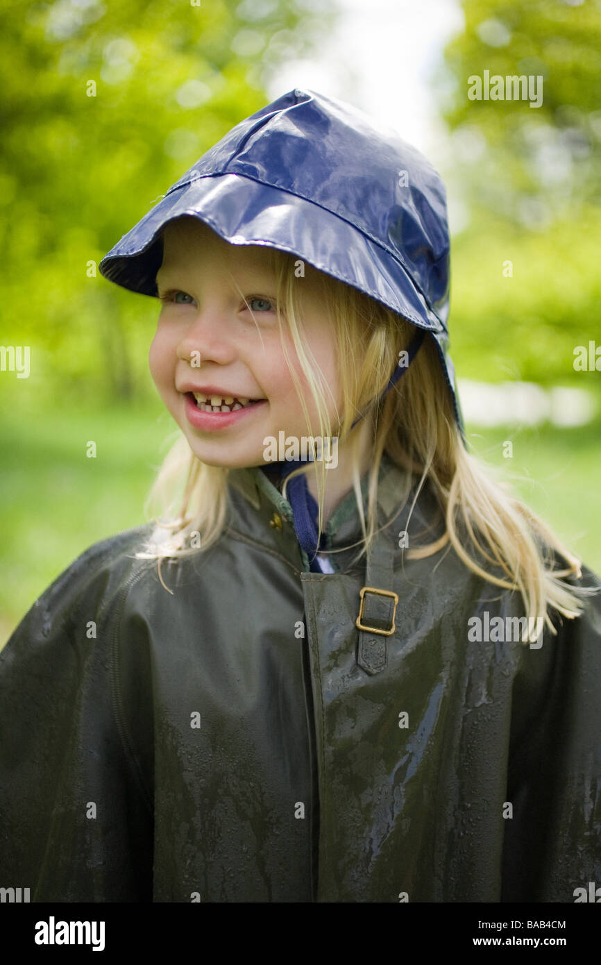 Kinder bei regen im regenmantel -Fotos und -Bildmaterial in hoher ...