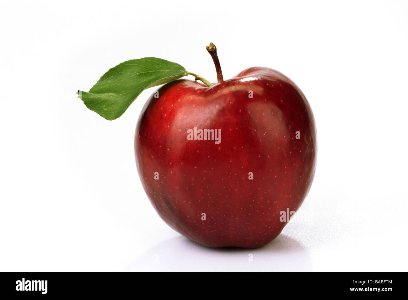 Red delicious apple with leaf -Fotos und -Bildmaterial in hoher ...