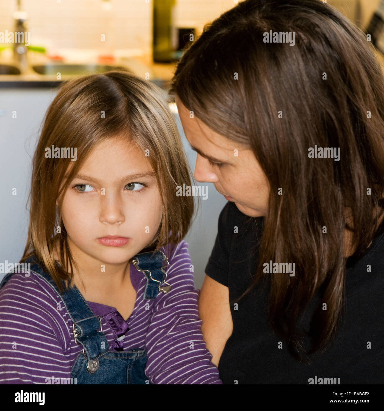 Mutter überlegt -Fotos und -Bildmaterial in hoher Auflösung – Alamy