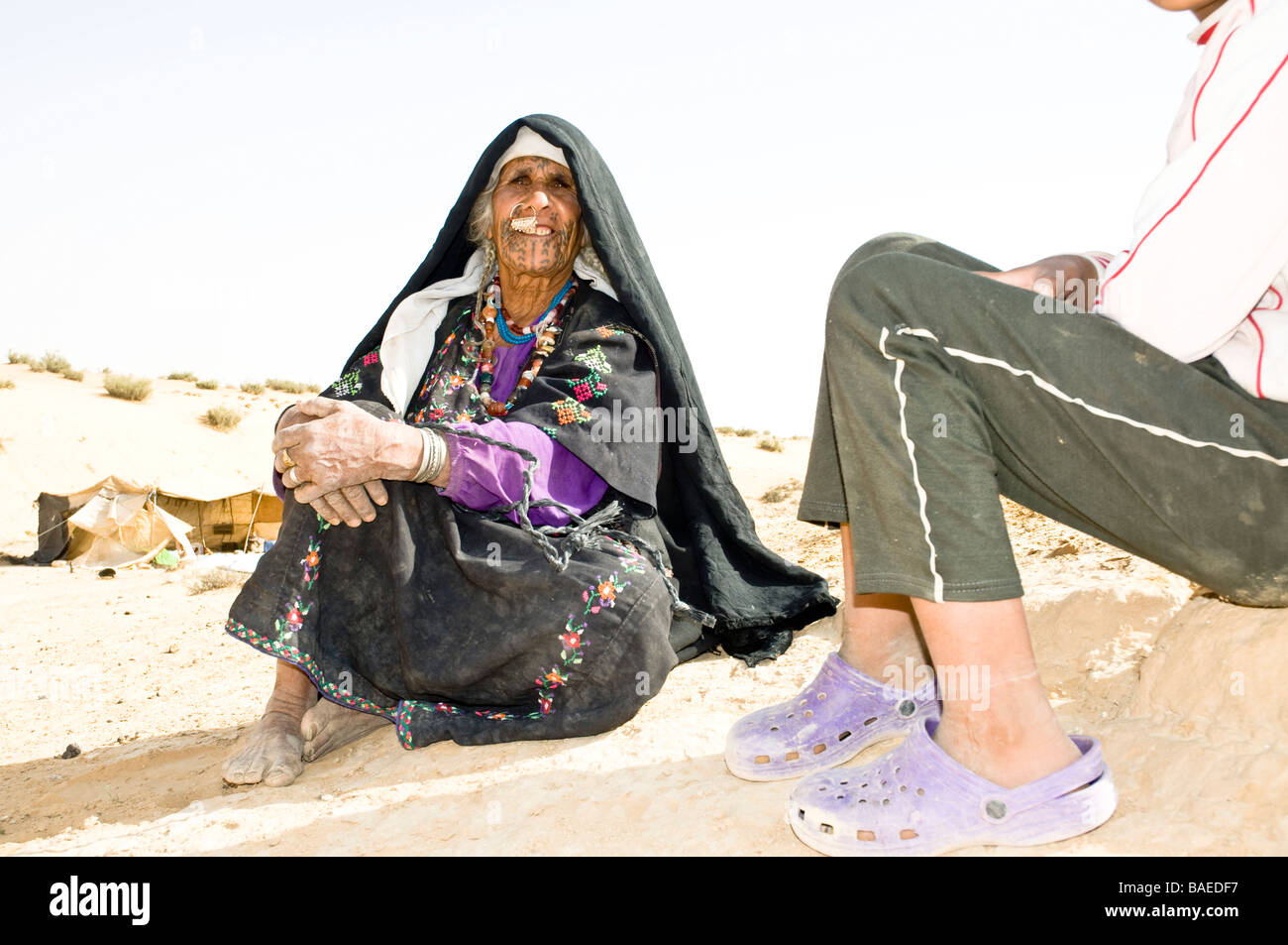 Israels Negev Wüste Beduinen-Frau in traditioneller Kleidung ...