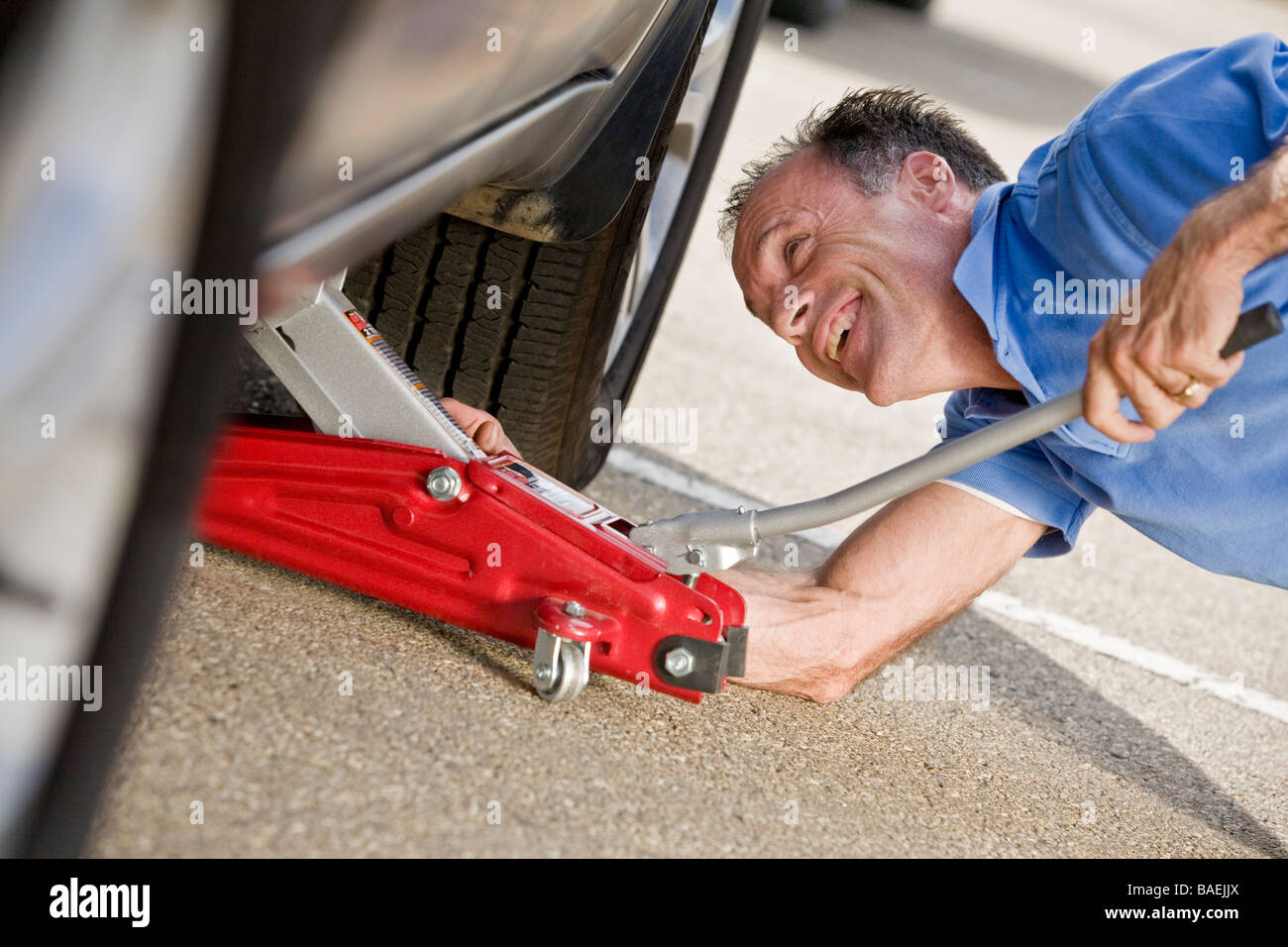 Man platziert einen Buben unter einem Fahrzeug Stockfotografie - Alamy