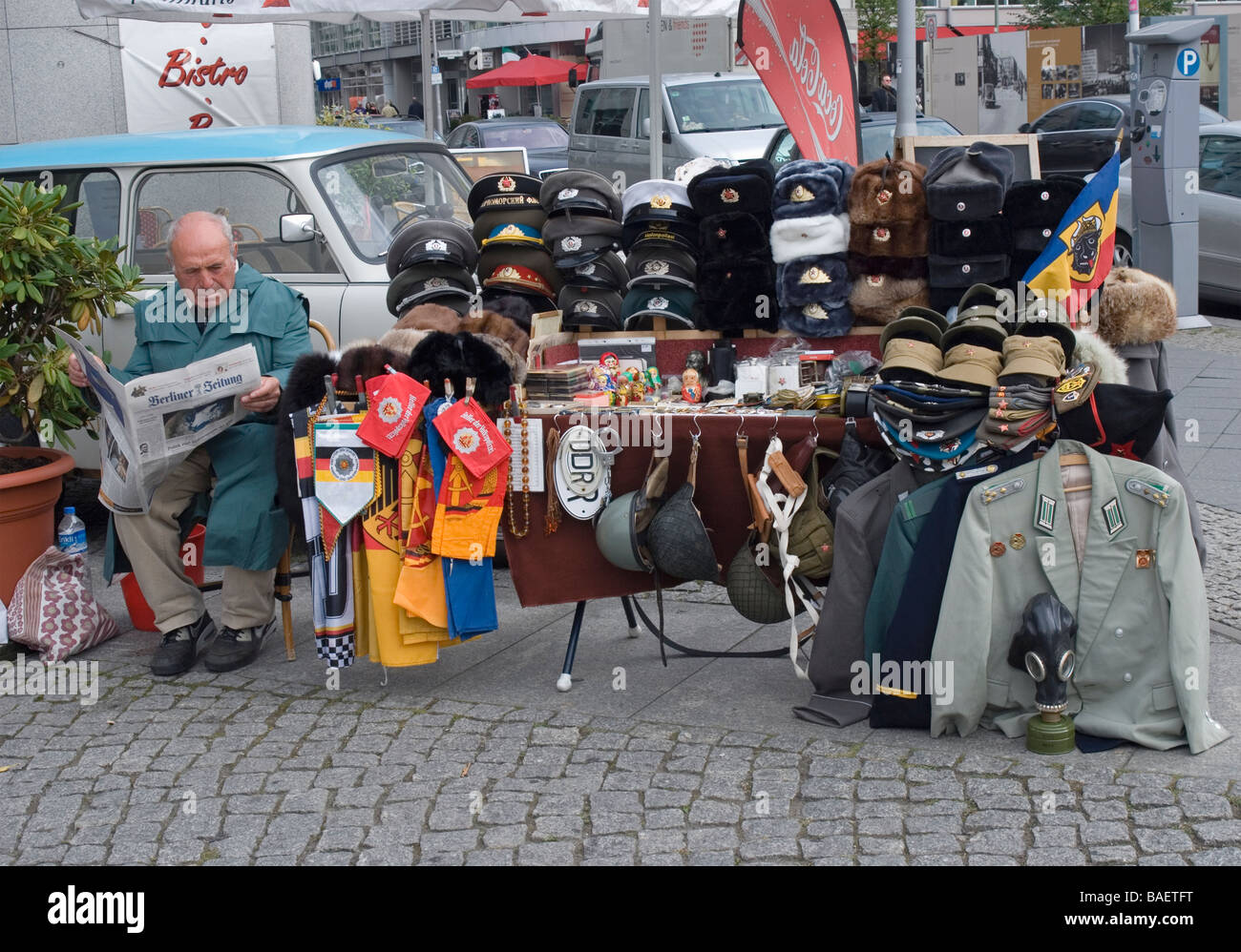Stand der Souvenir- und Memorabilias über DDR zum Verkauf am Checkpoint ...