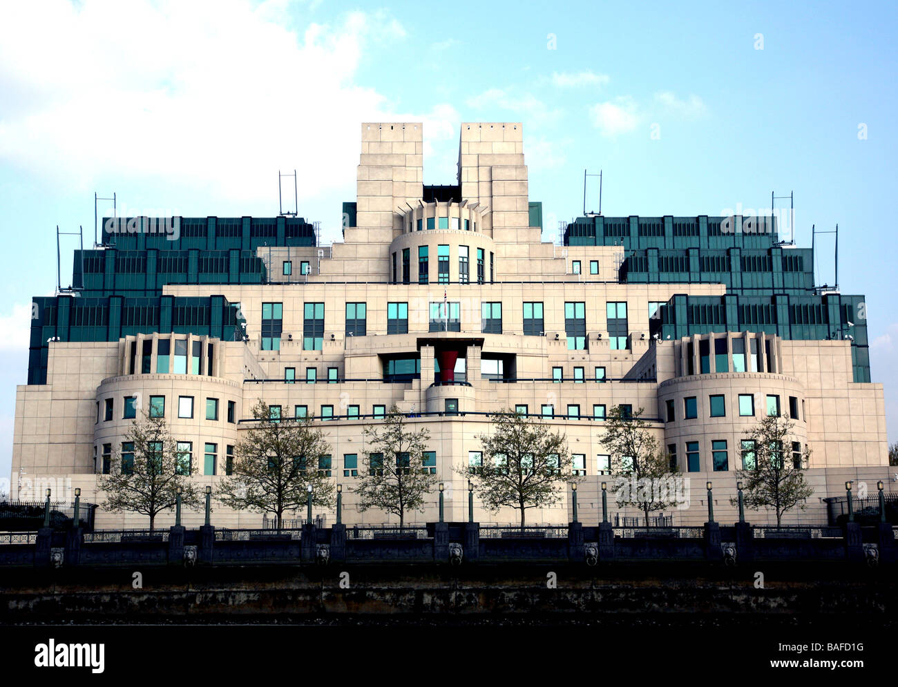 Sis building london -Fotos und -Bildmaterial in hoher Auflösung – Alamy