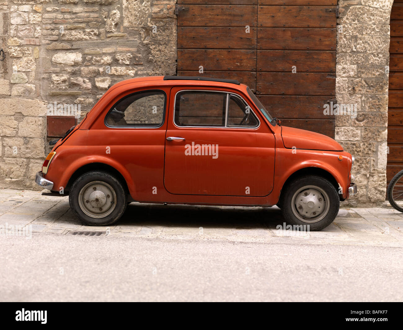 Kleines Auto Geparkt Stockfotos und -bilder Kaufen - Alamy