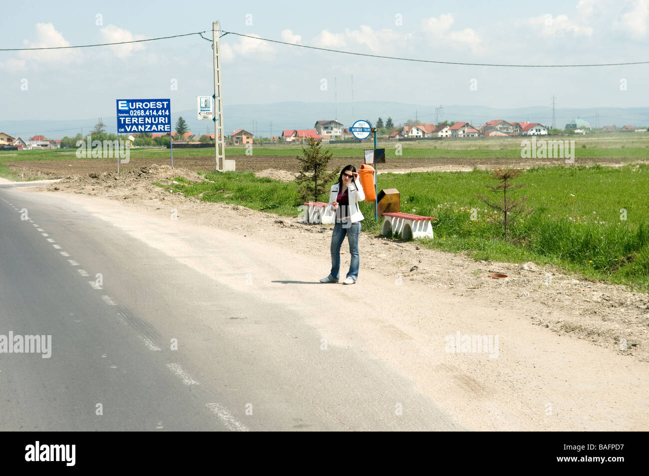 Prostituierte auf der Hauptstraße zwischen Sinaia und Piatra Craiului Bergen Rumäniens ...