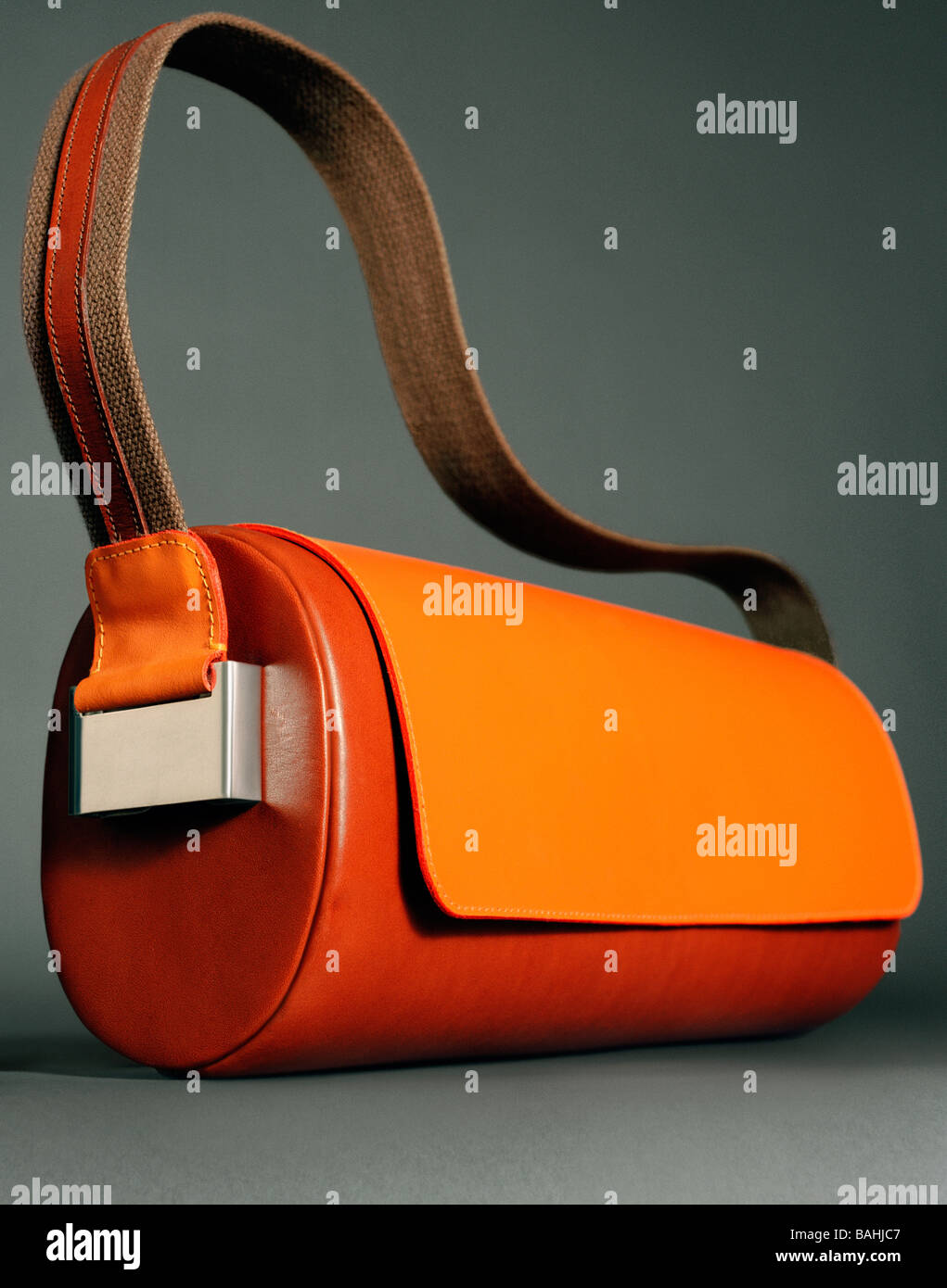 Leder designer tasche -Fotos und -Bildmaterial in hoher Auflösung – Alamy