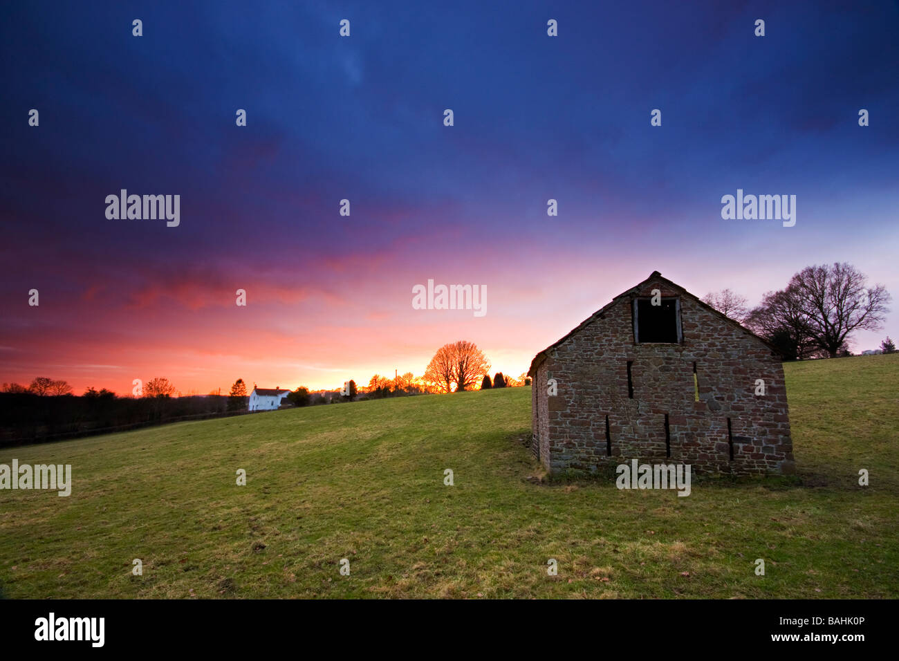 Verfallene alte scheune -Fotos und -Bildmaterial in hoher Auflösung – Alamy