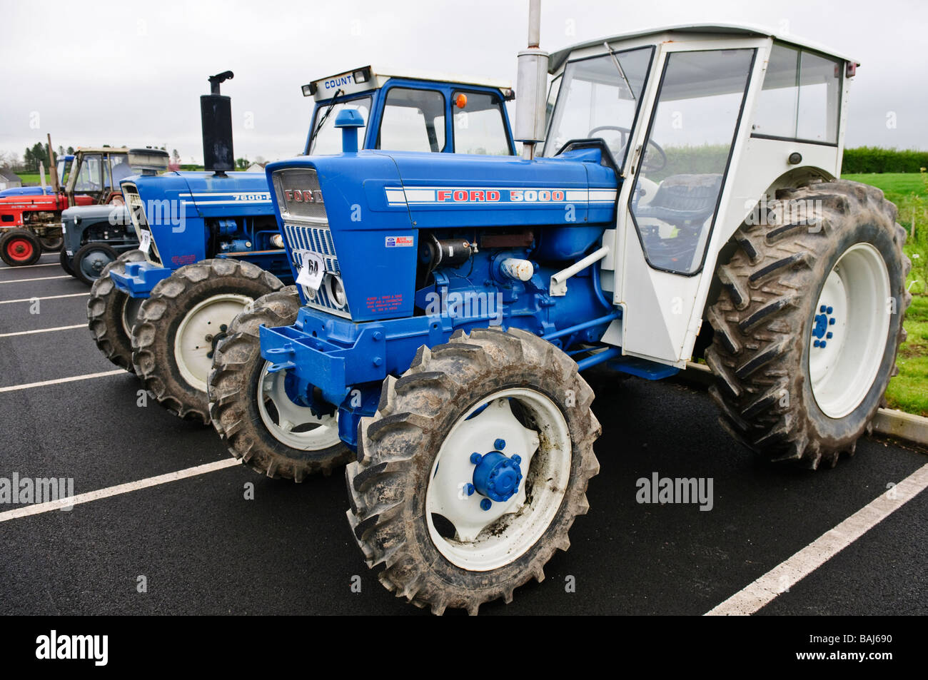 Zwei Ford Oldtimer Traktoren in einen Parkplatz geparkt Stockfotografie ...