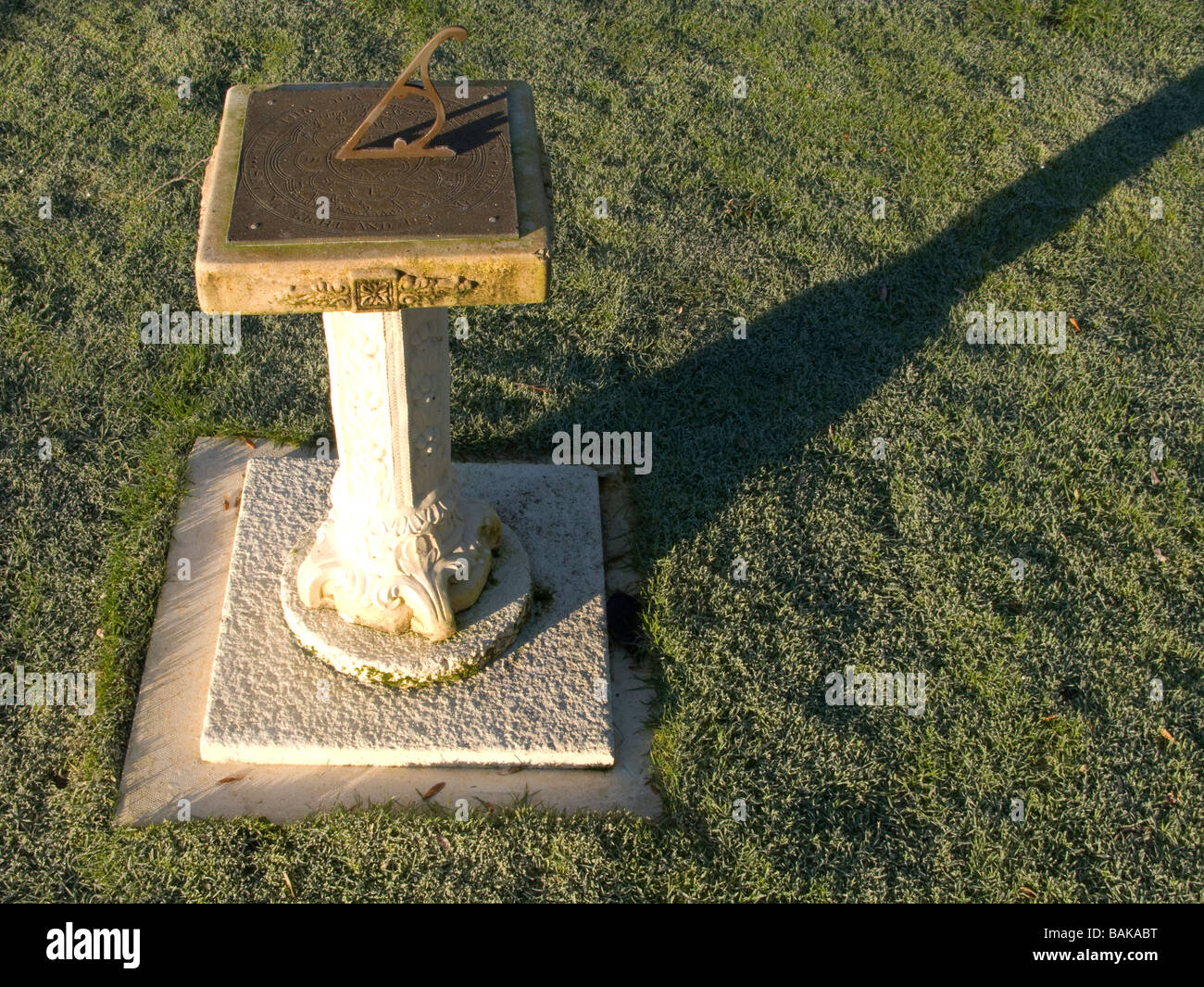 Garten mit sonnenuhr -Fotos und -Bildmaterial in hoher Auflösung – Alamy