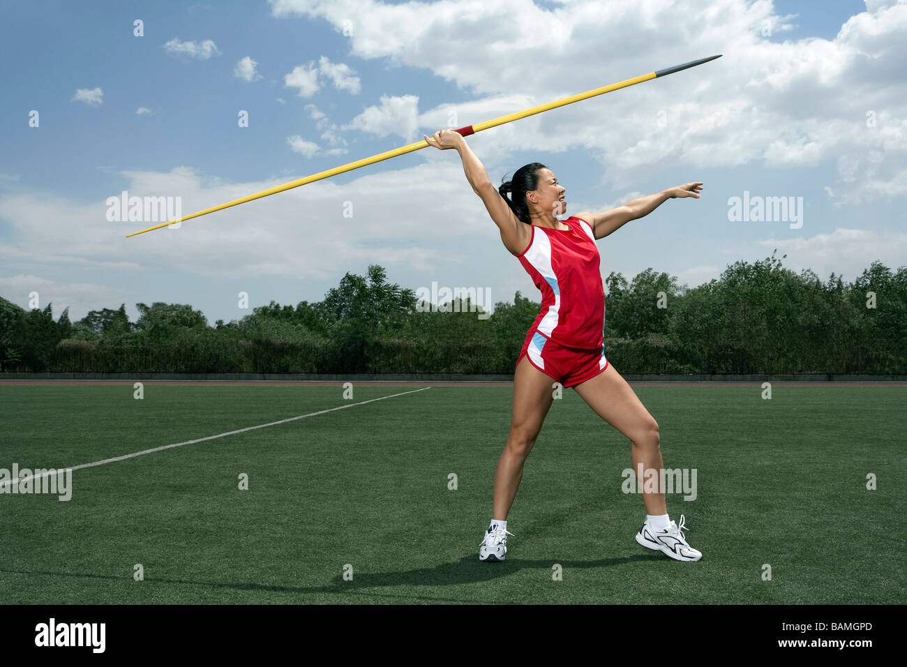 Sportler, die einen Speer werfen Stockfotografie - Alamy