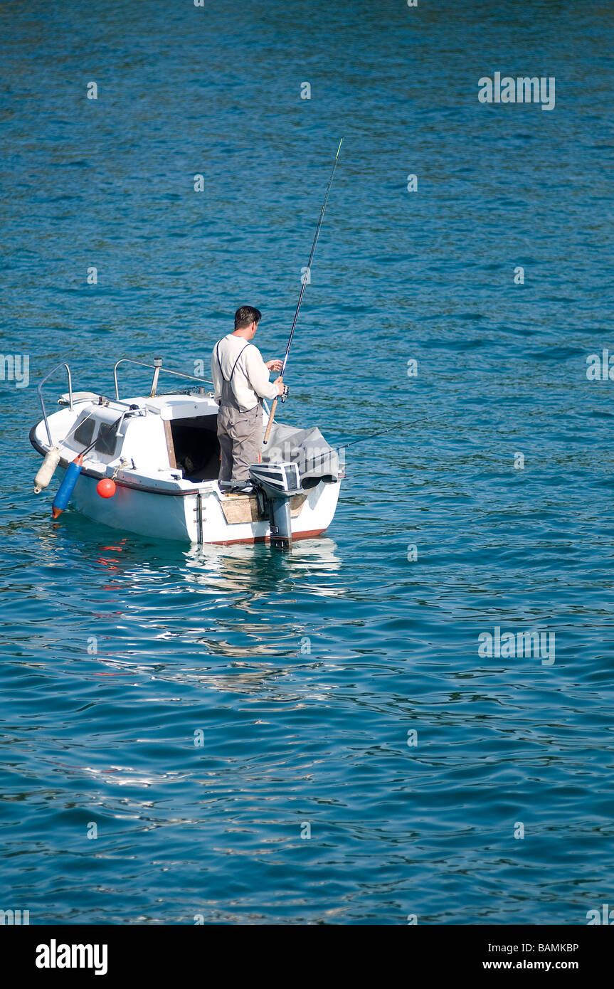 Ein Fischer beim Fischen mit dem Boot im Meer Stockfotografie - Alamy