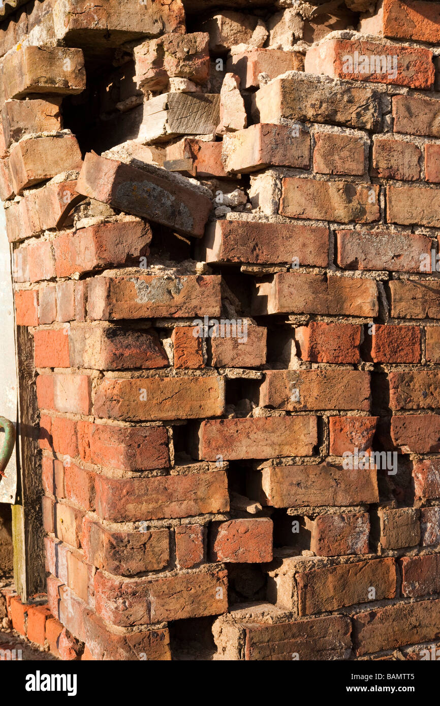 Breaking brick wall -Fotos und -Bildmaterial in hoher Auflösung – Alamy
