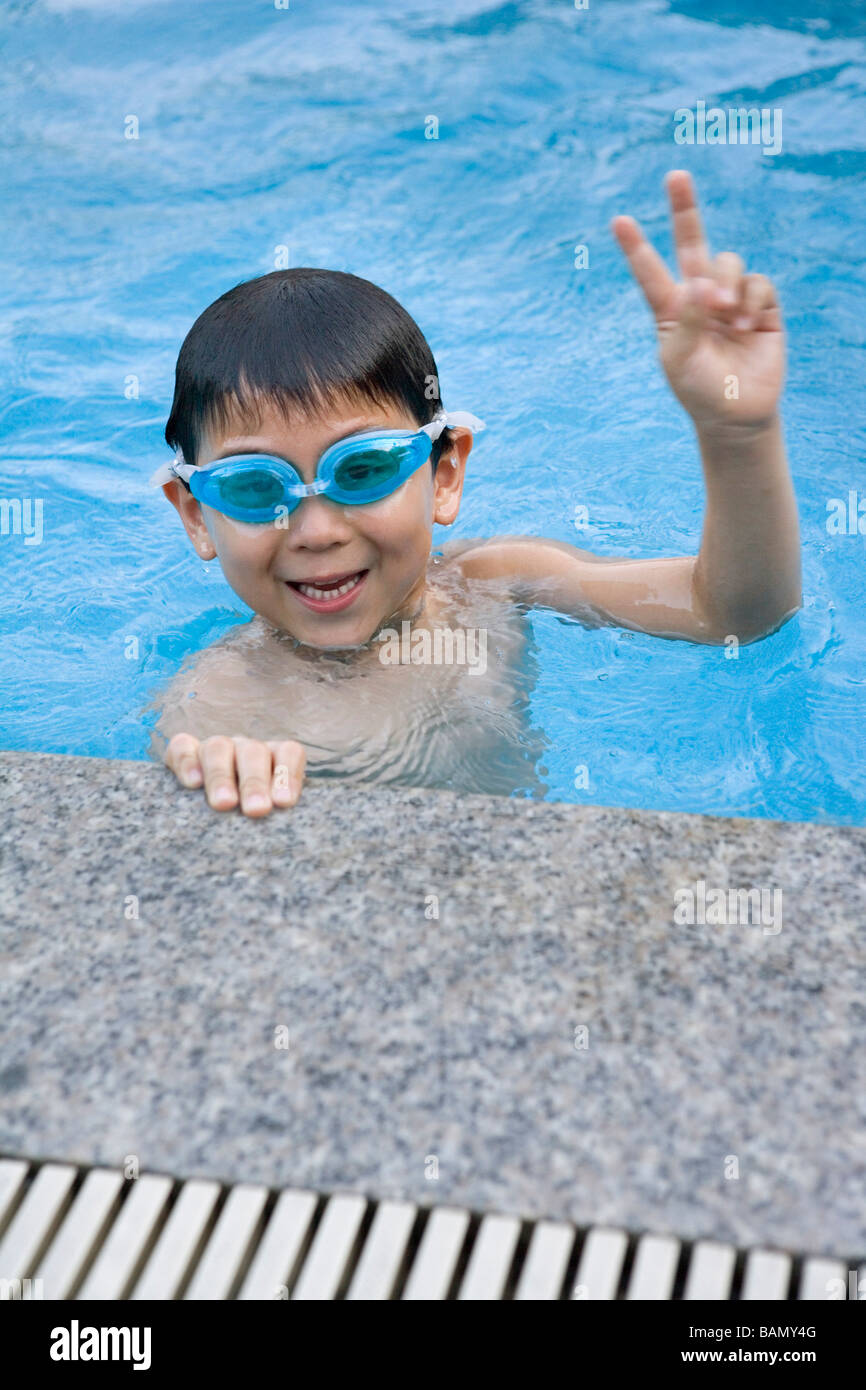 Kleiner Junge Am Pool Stockfotografie Alamy