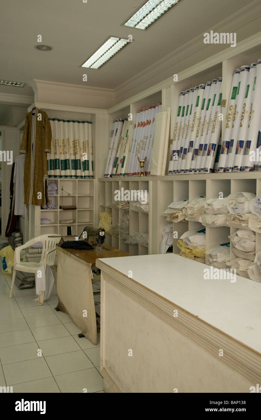 Indischen Tailor in Katar an seiner Theke in seinem Laden in einem ...