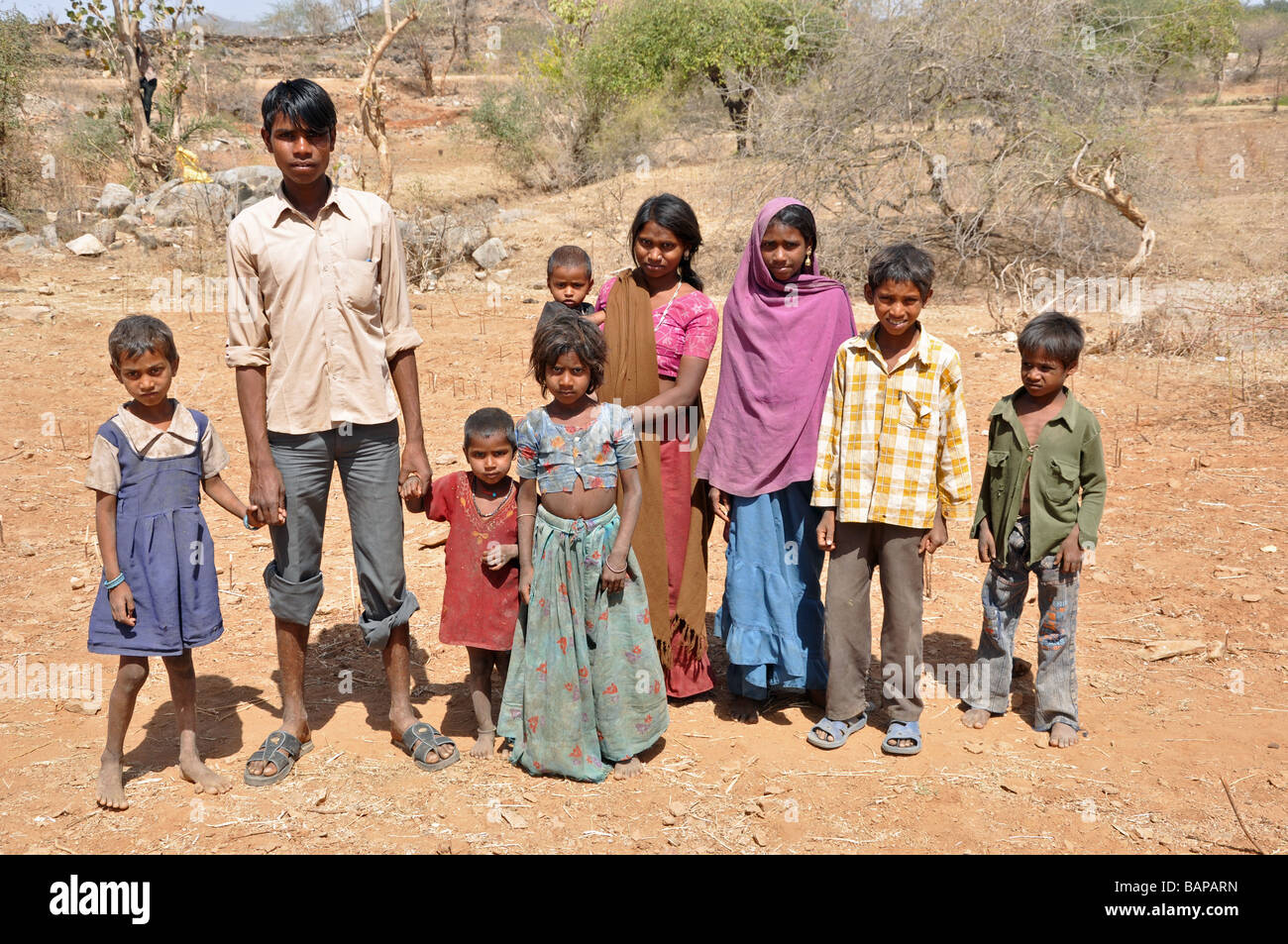 Neugierige dorfbewohner -Fotos und -Bildmaterial in hoher Auflösung – Alamy