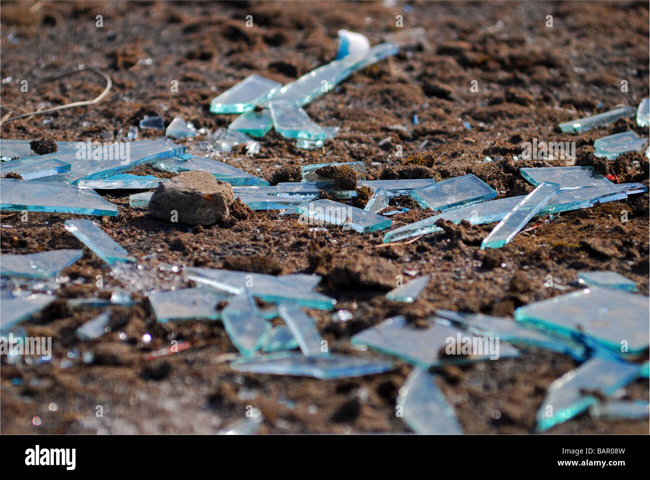 Broken glass floor -Fotos und -Bildmaterial in hoher Auflösung – Alamy