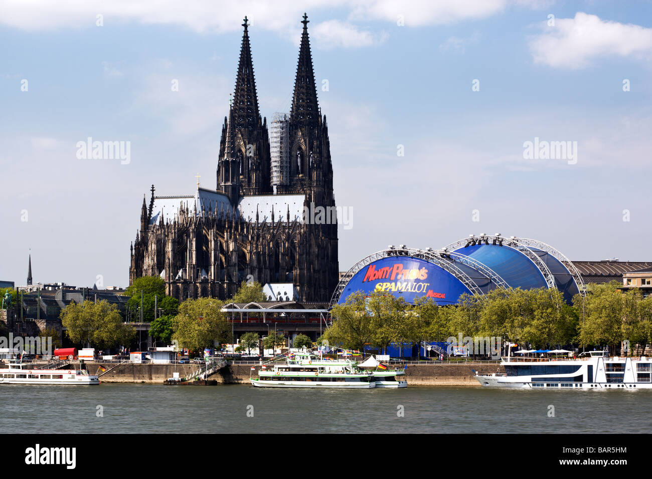 Kölner Dom und der musical Dome, Ausflugsschiffe auf dem Rhein im ...