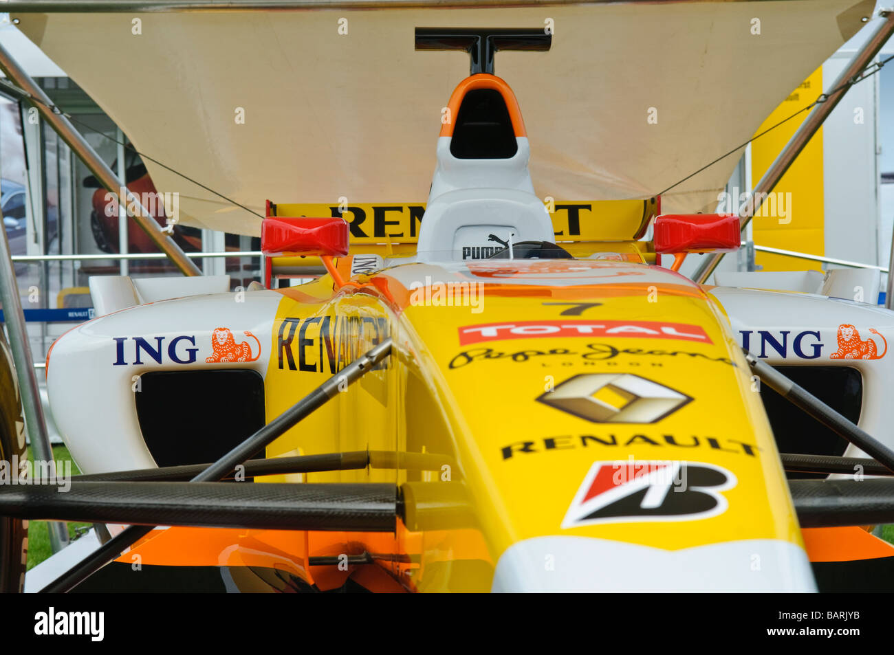 Renault R29-Chassis mit R27 V8-Motor auf dem display Stockfotografie ...