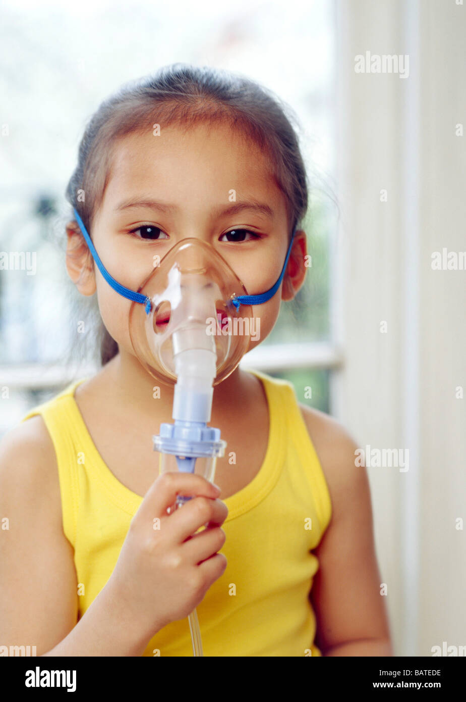 Sauerstoff-Therapie. Five-Year-Old Girl eine Sauerstoffmaske tragen ...