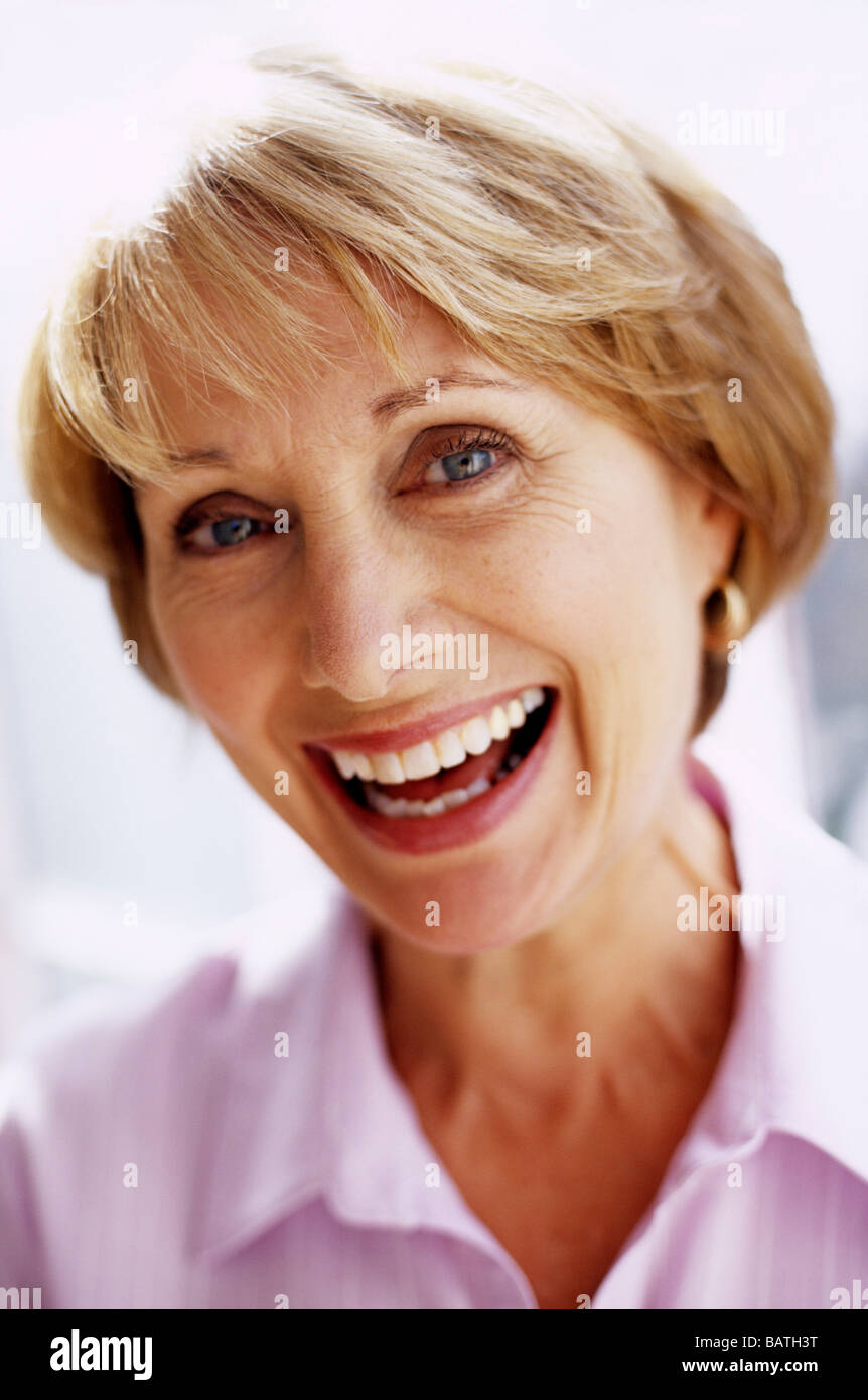 Lächelnde Frau. 47-j hrige Frau suchen glücklich Stockfotografie - Alamy