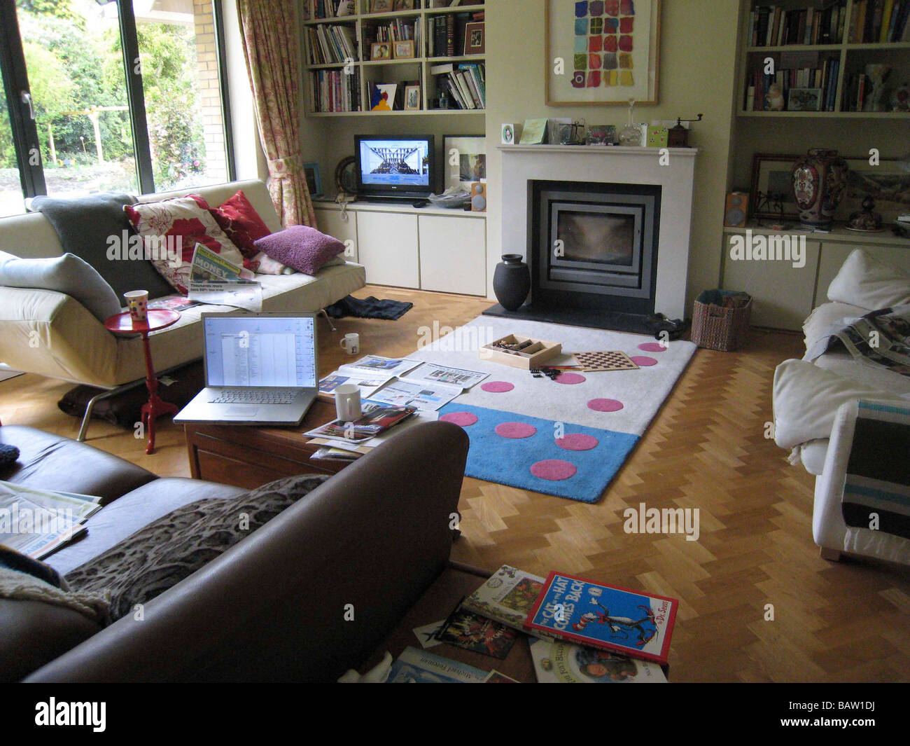 chaotisch Familie Wohnzimmer Stockfotografie - Alamy