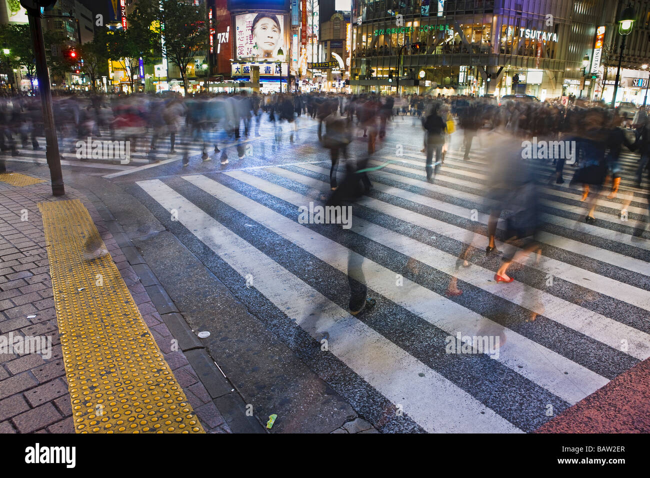 Shibuya crossing at night -Fotos und -Bildmaterial in hoher Auflösung ...