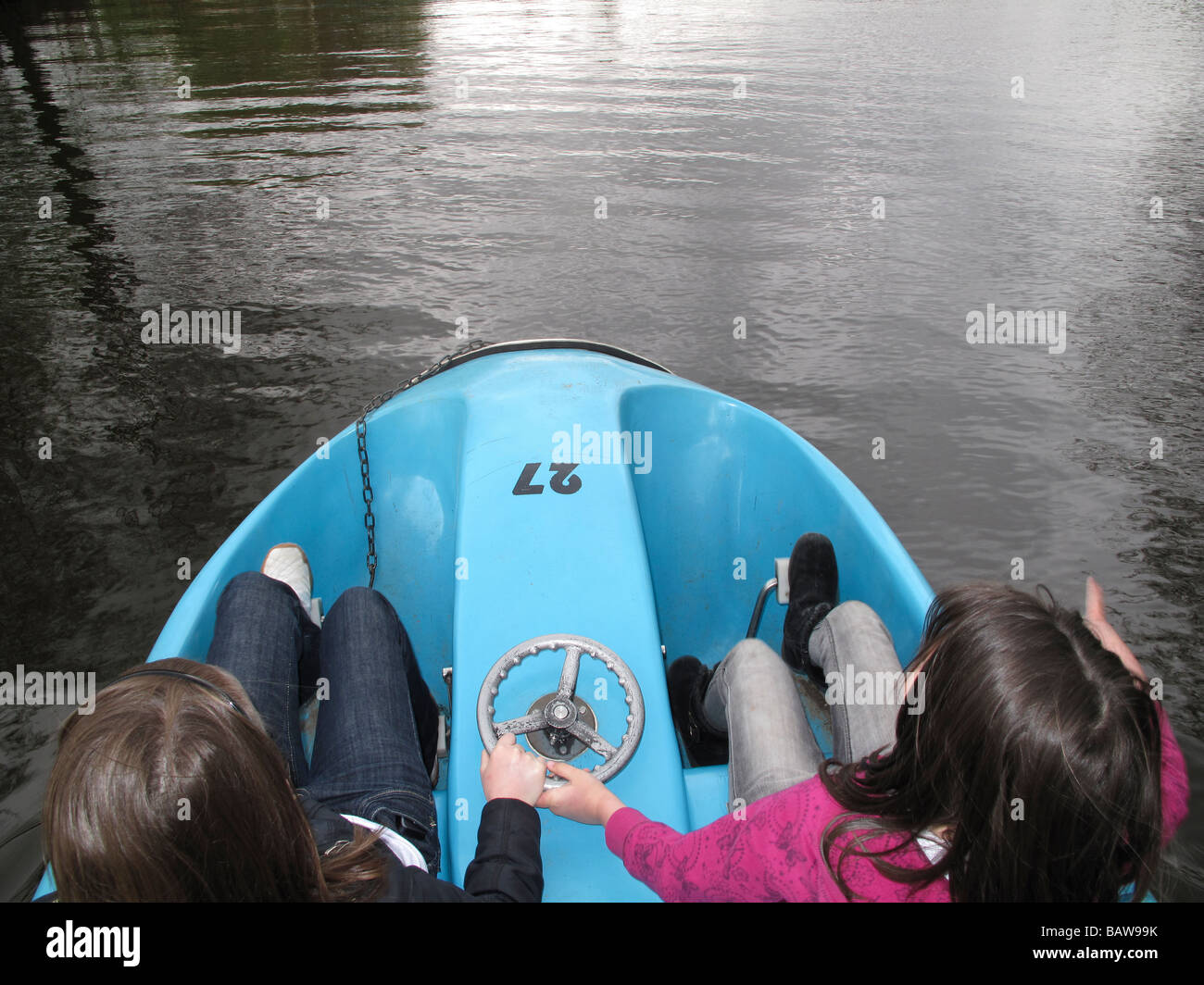 Zwei junge Mädchen auf Tretboot Stockfotografie - Alamy