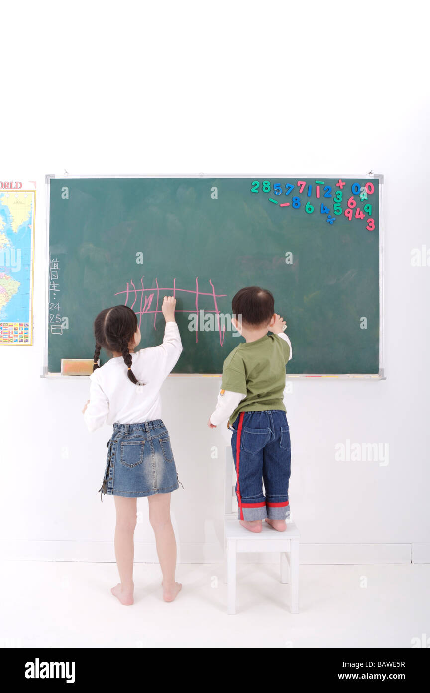 Kinder, die Zeichnung auf Tafel Stockfotografie - Alamy