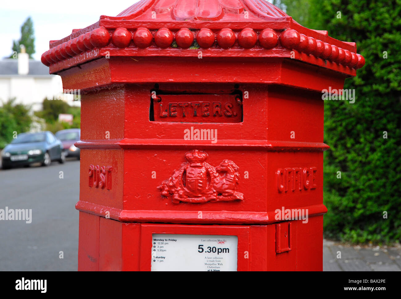 Red post office letter boxes uk -Fotos und -Bildmaterial in hoher ...