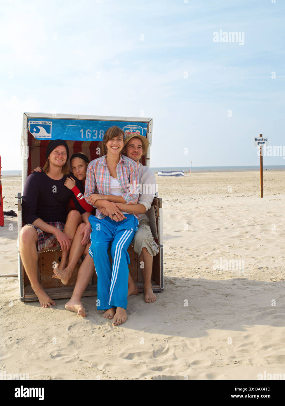 Strand ostsee mann strandkorb -Fotos und -Bildmaterial in hoher ...