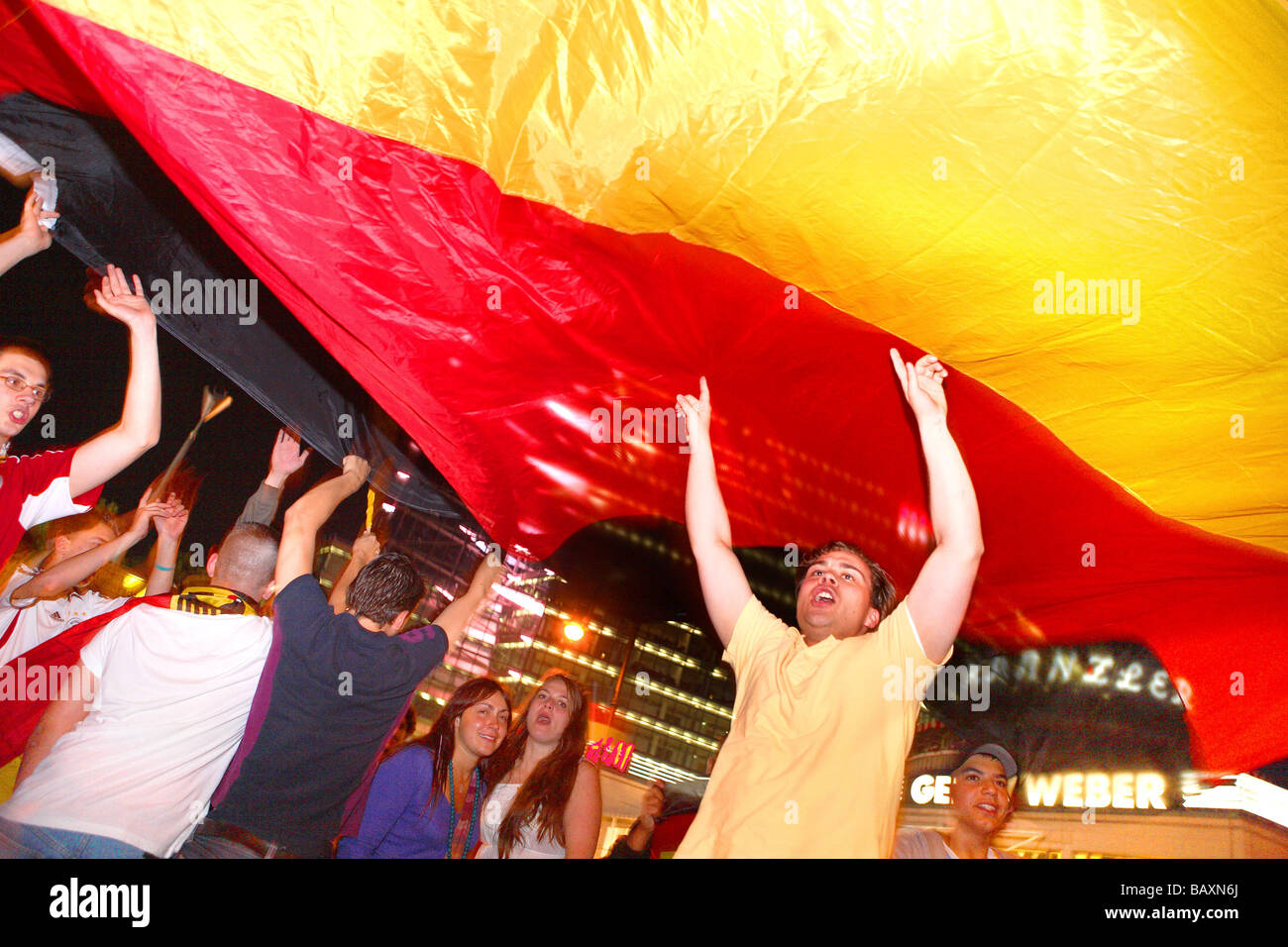 Deutsche Fußball-Fans feiern auf dem Kurfürstendamm, Berlin ...