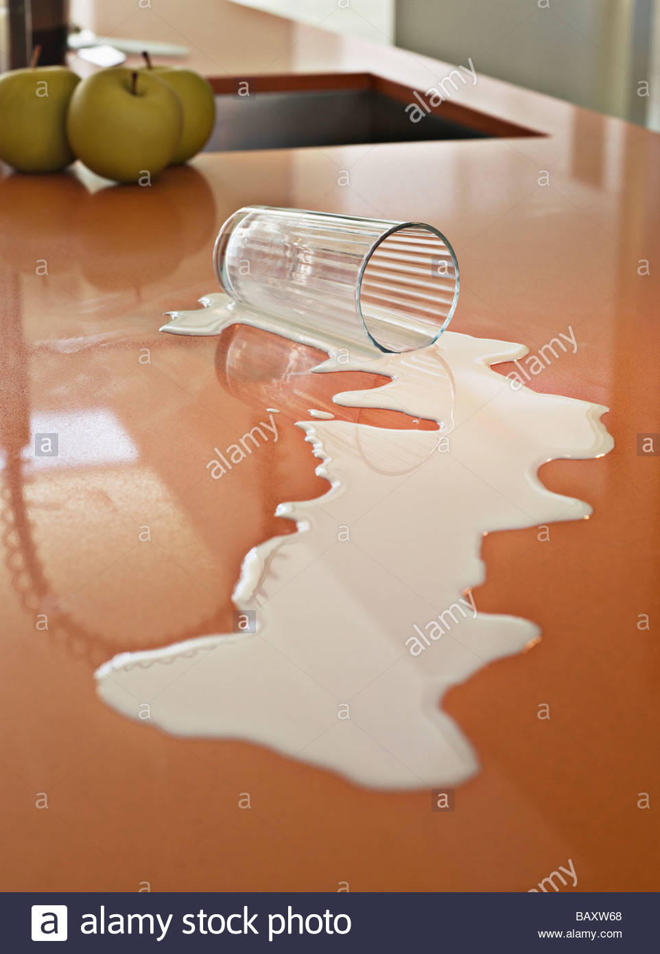 Verschüttete Milch Stockfotos & Verschüttete Milch Bilder - Alamy