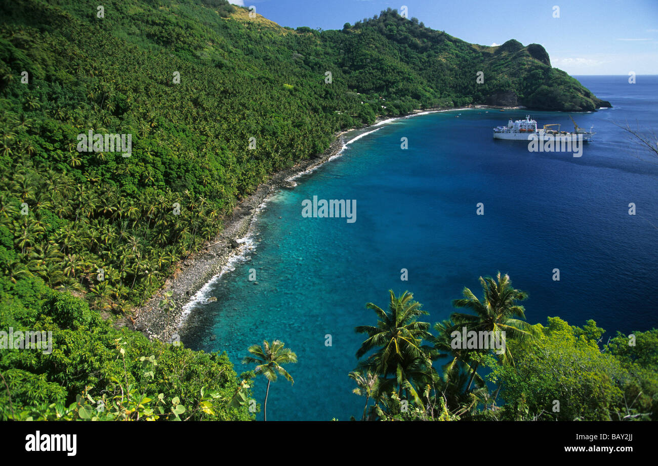 Der Frachter Aranui III ankern in der Bucht von Hapatoni aus die Insel ...