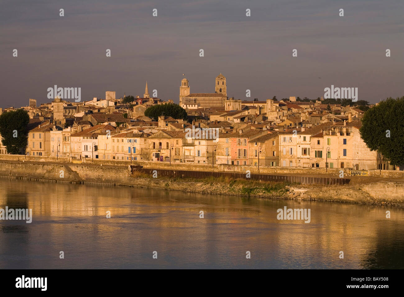 Wunderschne Franzsische Stadt An Der Rhone Bildernull