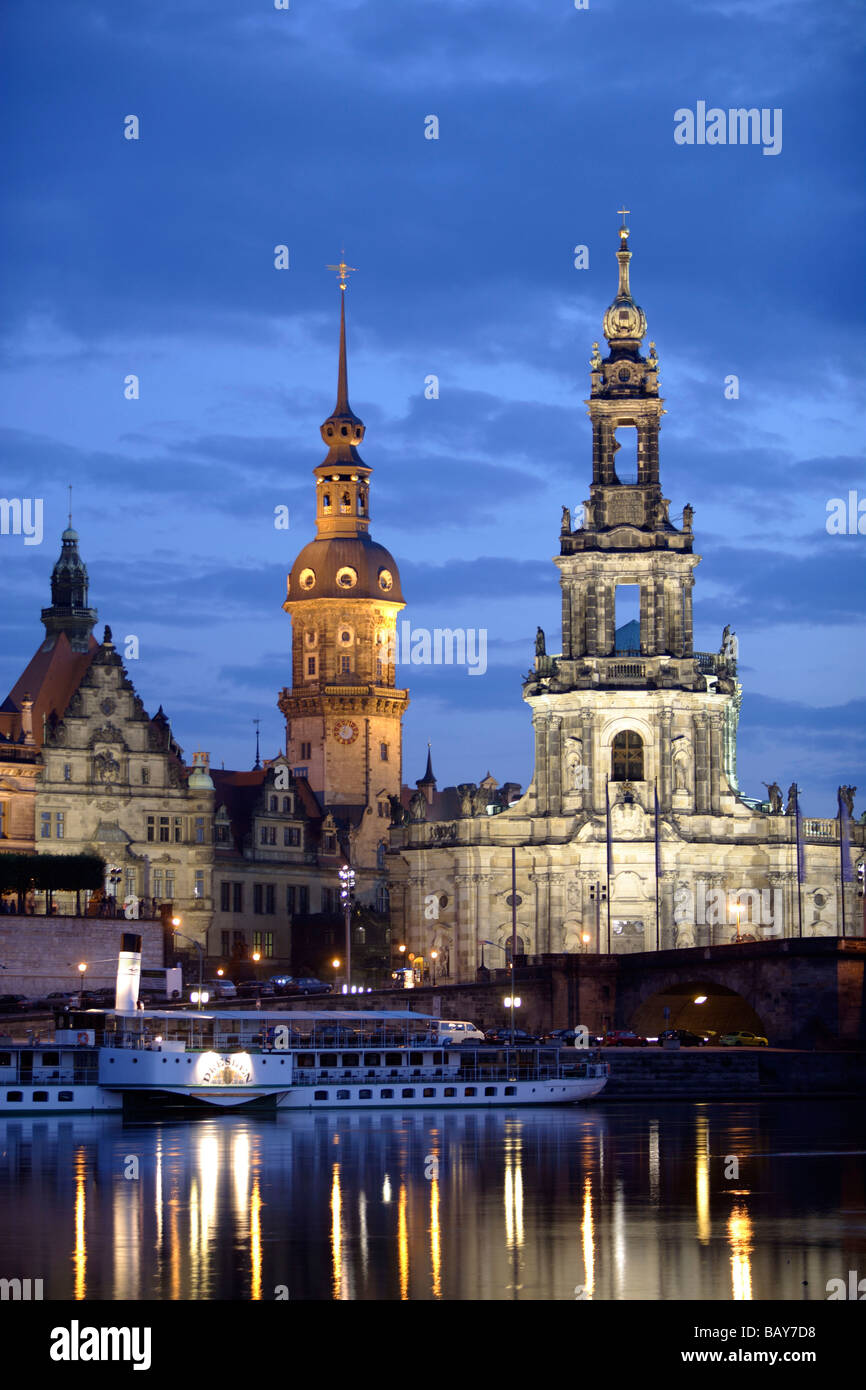 Blick über den Fluss Elbe am Bruehlsche Terrasse und Frauendom, Dresden ...