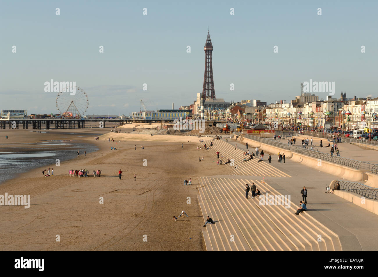 Blackpool Strand bei Ebbe mit dem Turm im Hintergrund und die neue ...