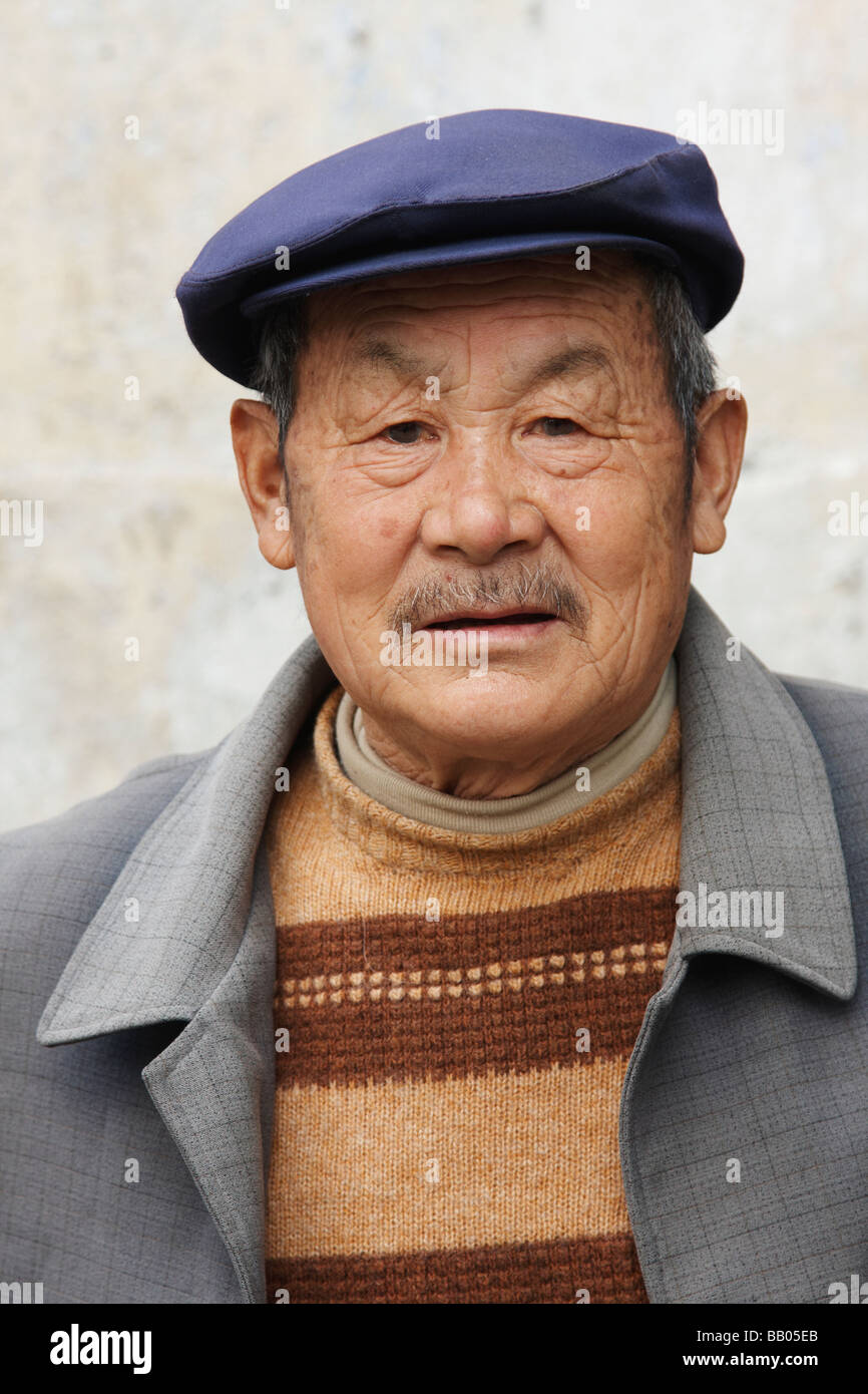 Orientalischer mann mit schnurrbart -Fotos und -Bildmaterial in hoher ...