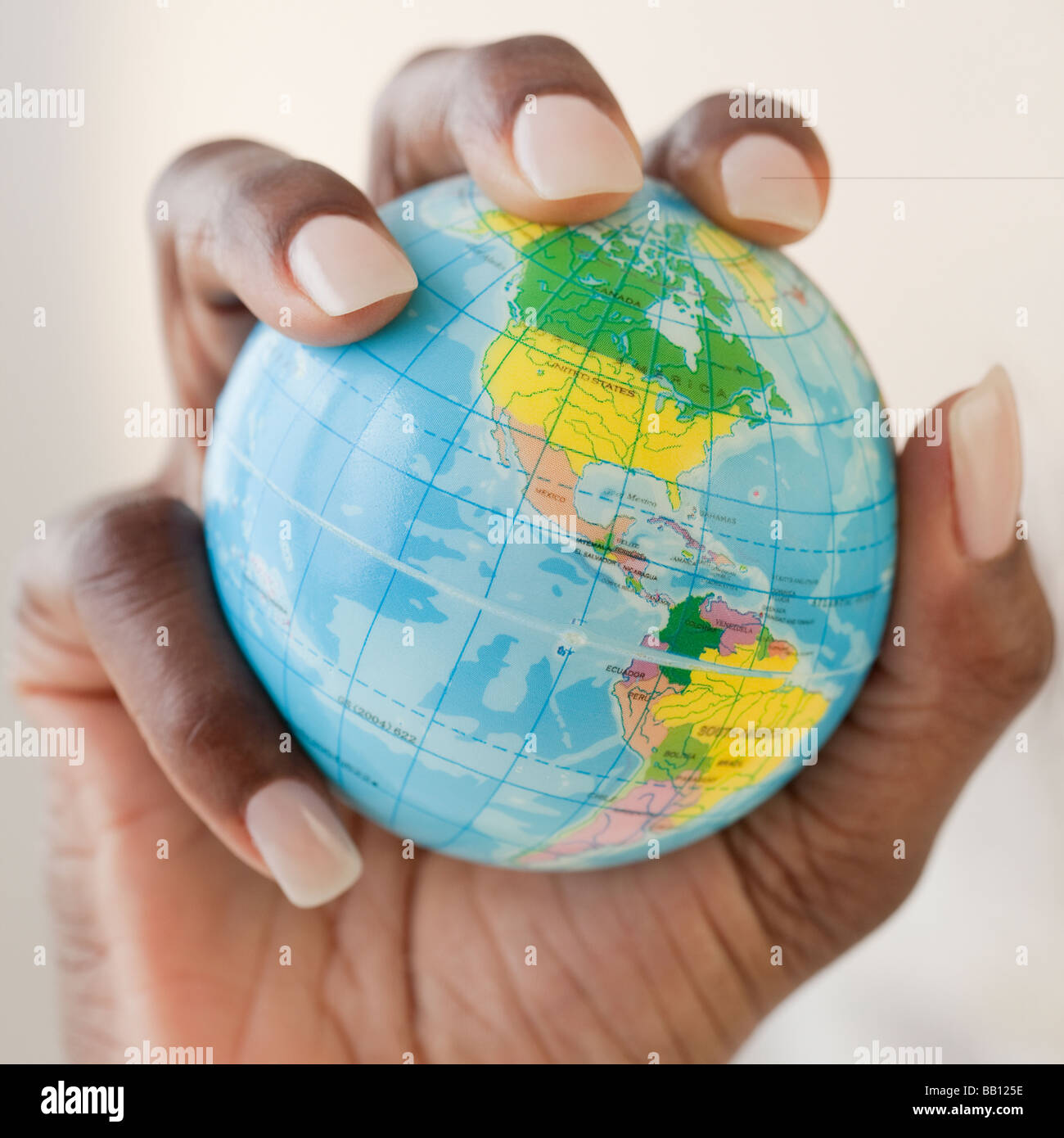 Hand quetschen weltkugel -Fotos und -Bildmaterial in hoher Auflösung ...
