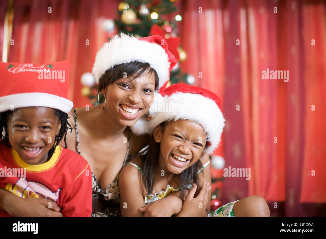 Mutter und Sohn und Tochter lachend an Weihnachten, Pietermaritzburg ...