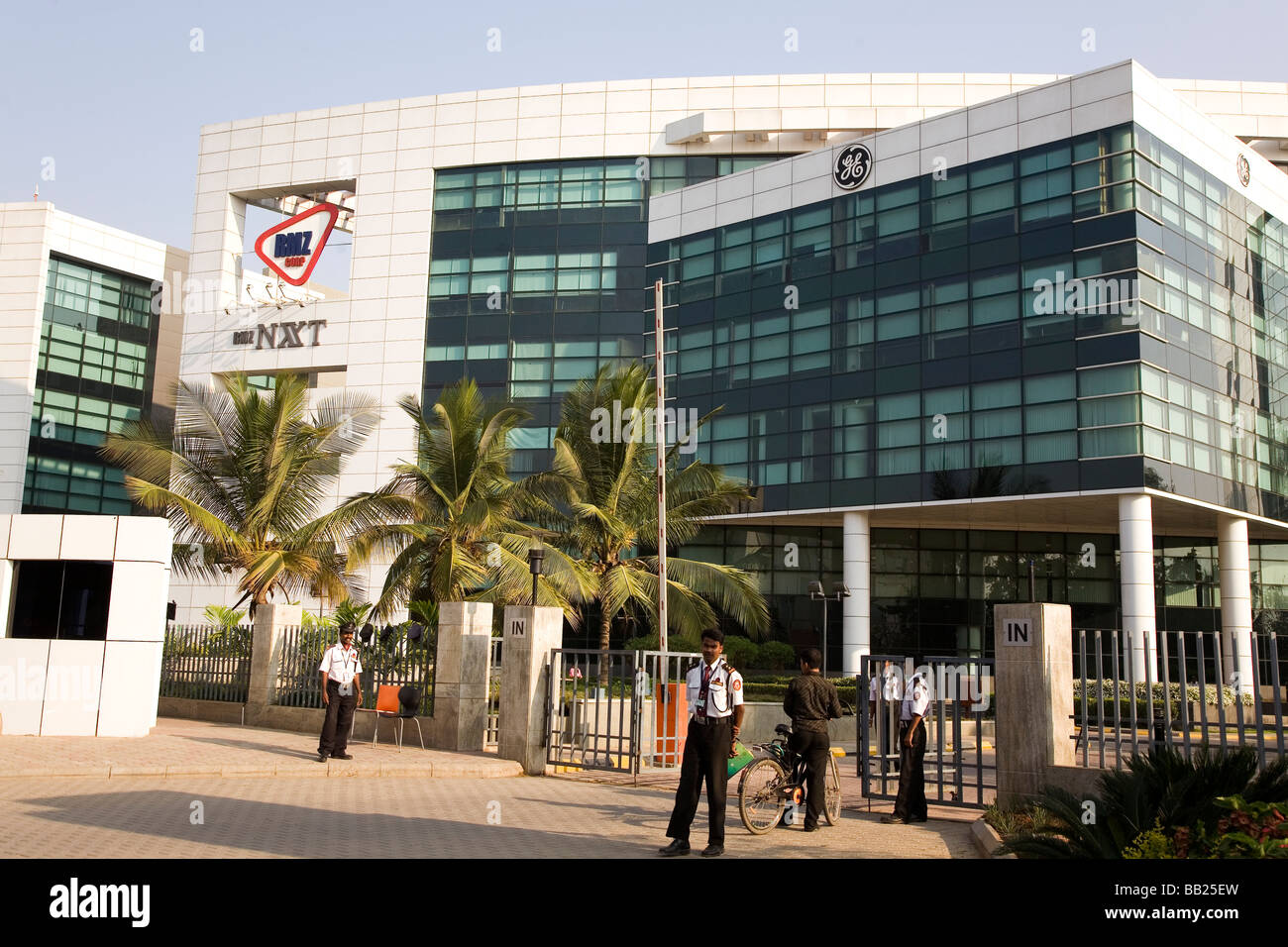 Wachleute halten Bestellung ausserhalb der GE General Electric ...